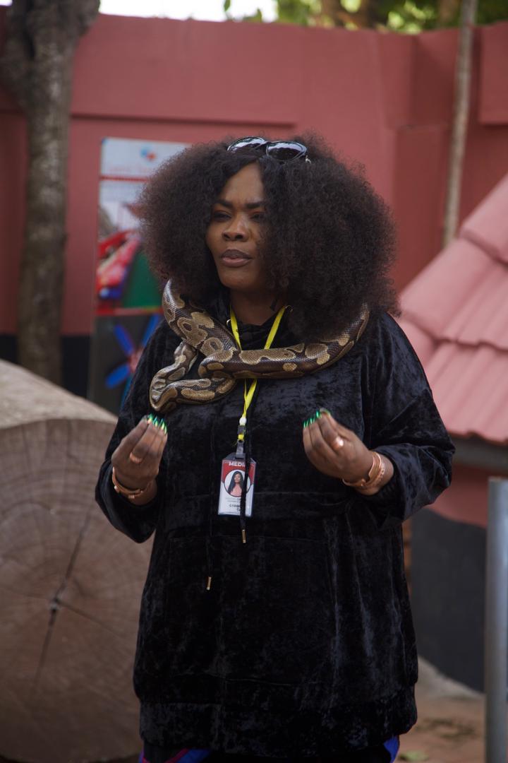 Shocking! Female Apostle grabs Live Snake at the Temple of Python in ...